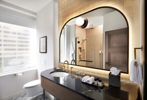 Quarto, 1 cama king-size, no canto (Savour) | Casa de banho | Um secador de cabelo, roupões, toalhas fornecidas, sabão 