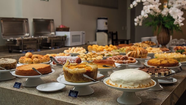 Um buffet com diversos doces e pastelaria.