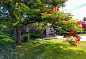 Cofres nos quartos, cortinas blackout, ferros/tábuas de passar roupa