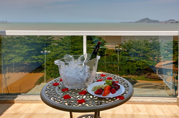 Frigobar, cofres nos quartos, escrivaninha, Wi-Fi de cortesia