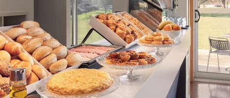 Café da manhã com buffet todos os dias (EUR 8 por pessoa)