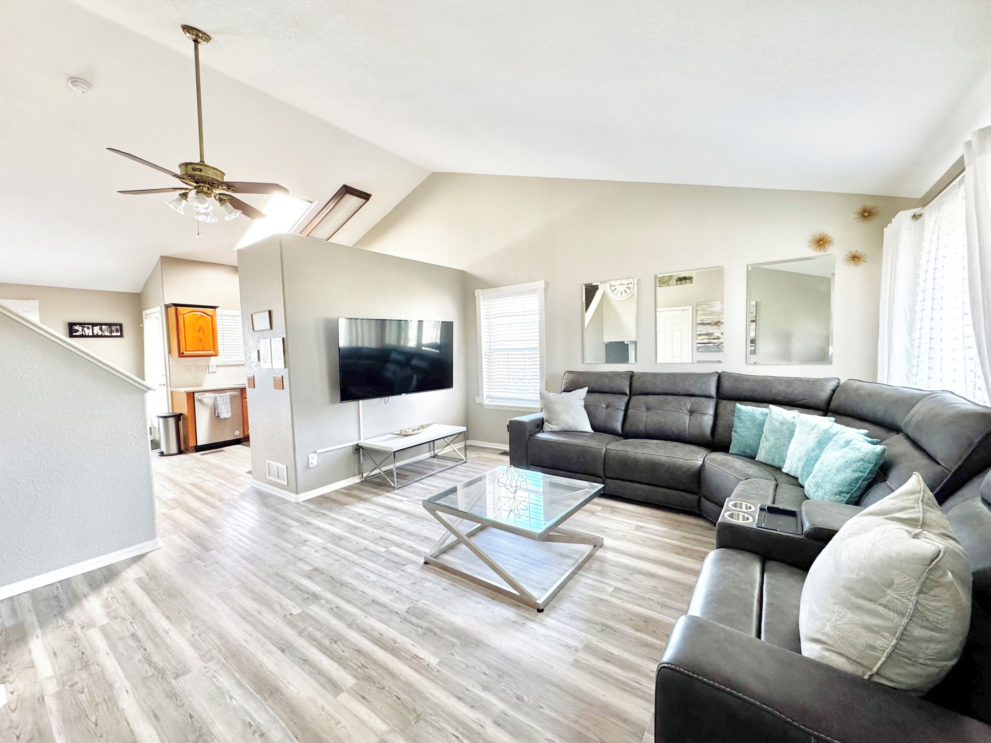 5bedrooms! Next To Park! Near Dining, Shops & Rec Center; Easy Access Downtown! - Broomfield