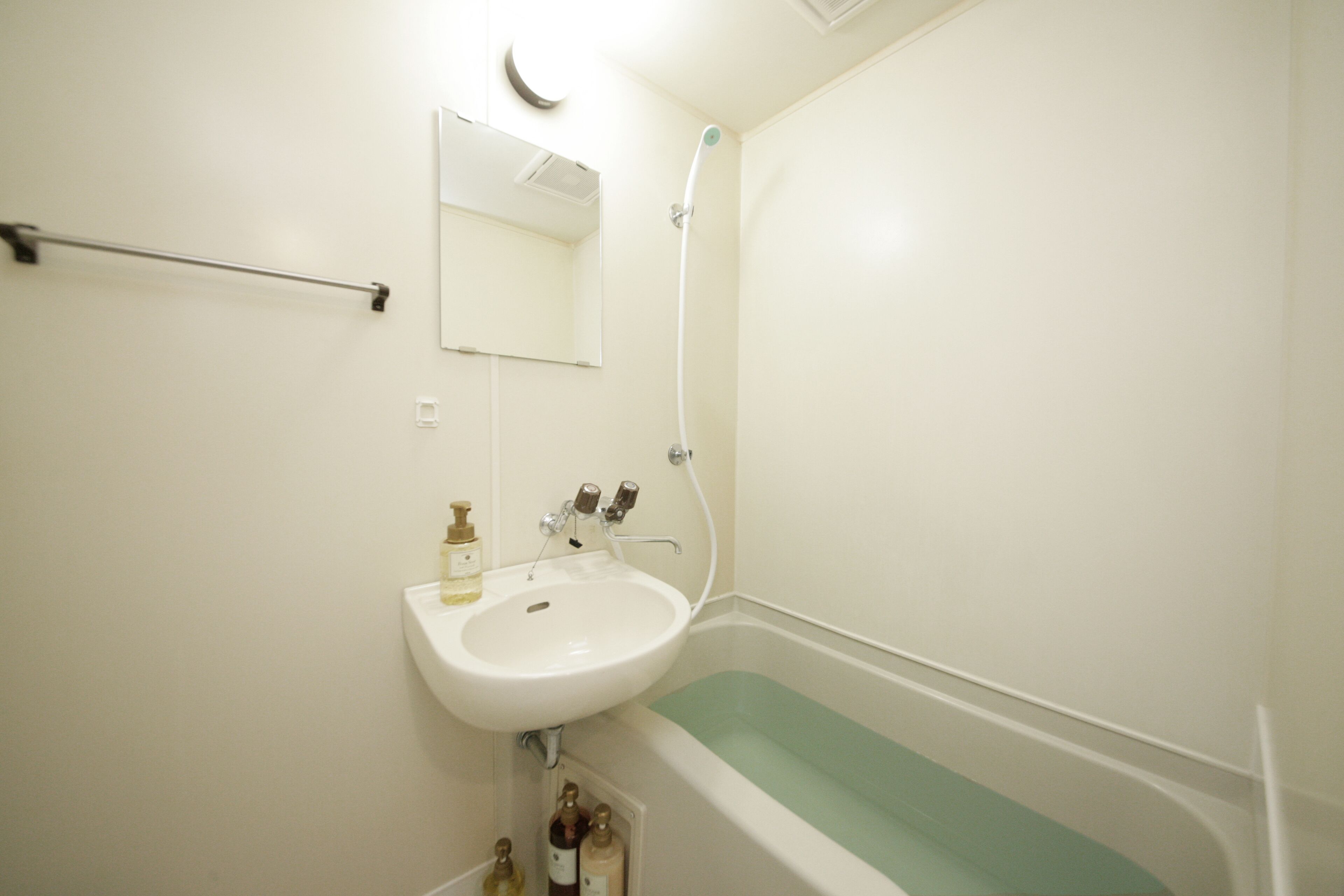 Quarto Standard, 1 cama de casal, não fumadores, kitchenette | Casa de banho | Um polibã e uma banheira separados, artigos de higiene pessoal grátis 