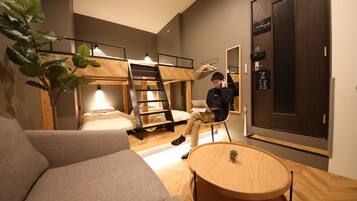 Quarto Quádruplo Comfort, não fumadores (2 Single Beds and 1 Double Bed) | Wi-fi grátis, roupa de cama fornecida