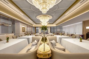 8 restaurantes: servem pequenos-almoços, almoços e jantares