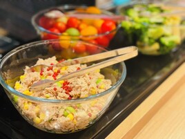 Uma salada de atum com legumes sobre uma bancada de cozinha.