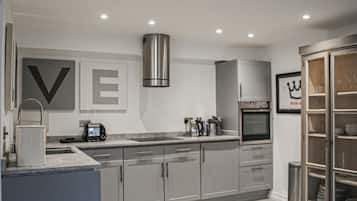 Casa de Campo | Cozinha privada | Um frigorífico, uma máquina de lavar louça, utensílios de cozinha