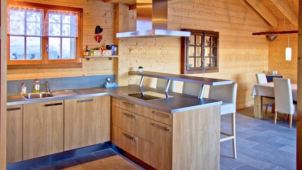 Chalé Básico, várias camas | Cozinha privada | Um frigorífico, um micro-ondas, um forno, uma placa de cozinha 