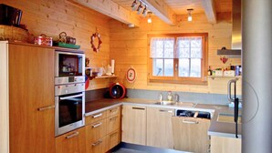 Chalé Básico, várias camas | Cozinha privada | Um frigorífico, um micro-ondas, um forno, uma placa de cozinha 