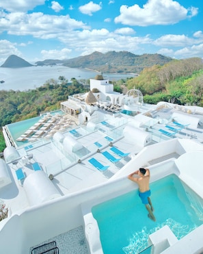 2 piscinas externas, funciona das 8h às 20h, espreguiçadeiras