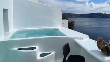 Suíte superior, banheira de hidromassagem, vista para o mar | 1 quarto, frigobar, cofres nos quartos, individualmente decorados
