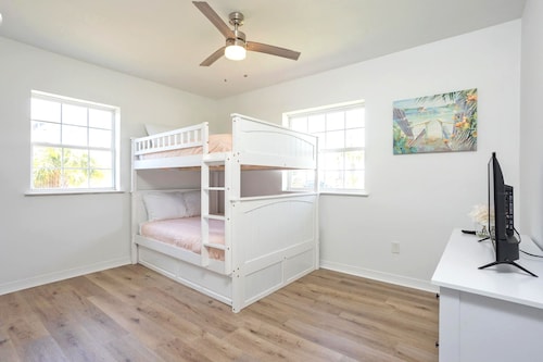 Sound View - 5 Bedroom Home With Pool! Sleeps 20 - Gulf Breeze, FL