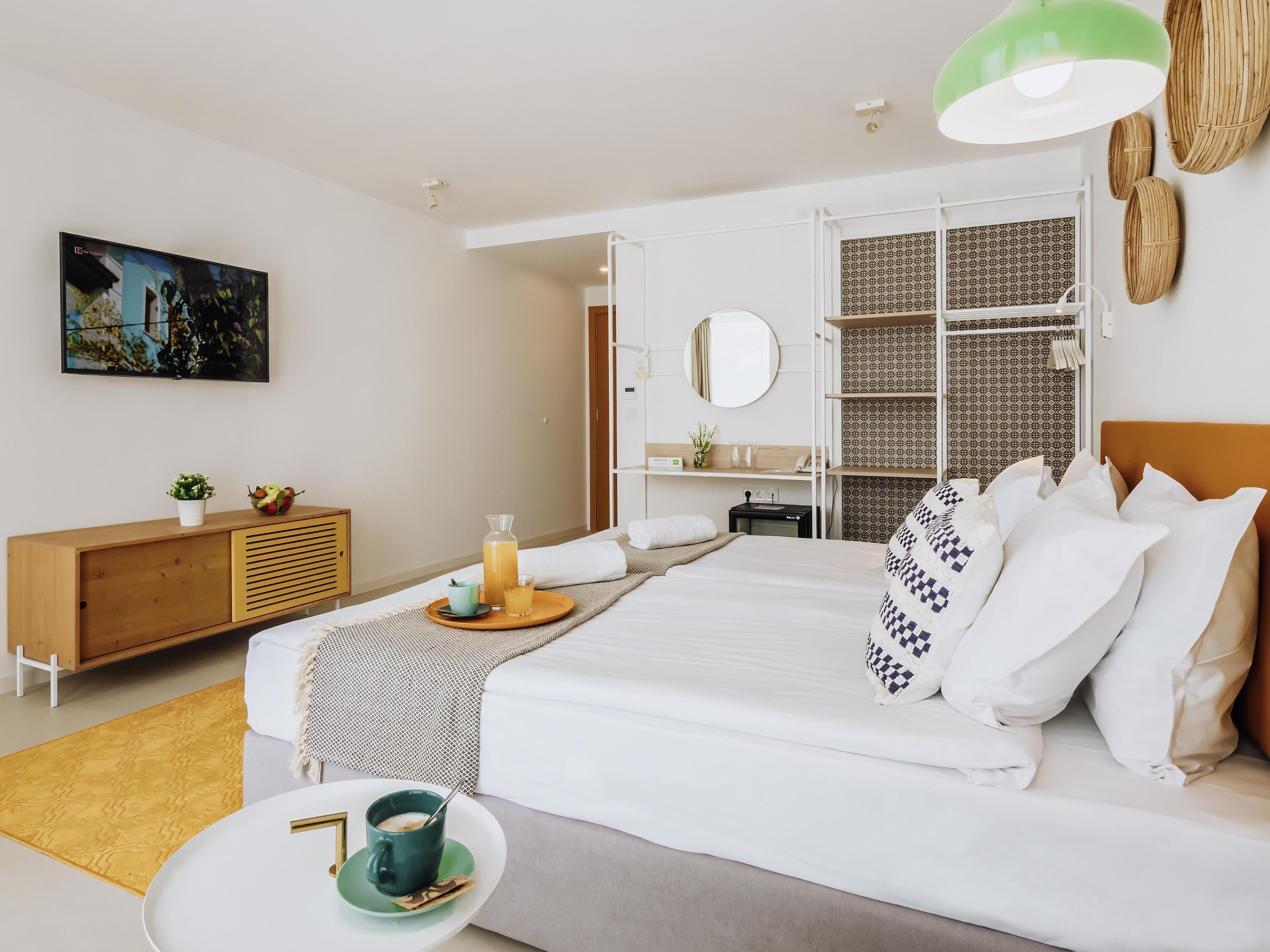 Quarto standard, várias camas | Cofres nos quartos, Wi-Fi de cortesia