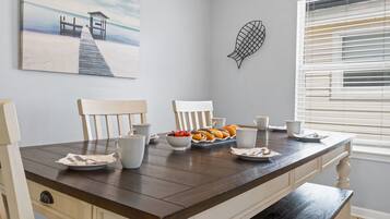 Casa, 3 quartos, pátio, vista para a piscina | Refeições no quarto