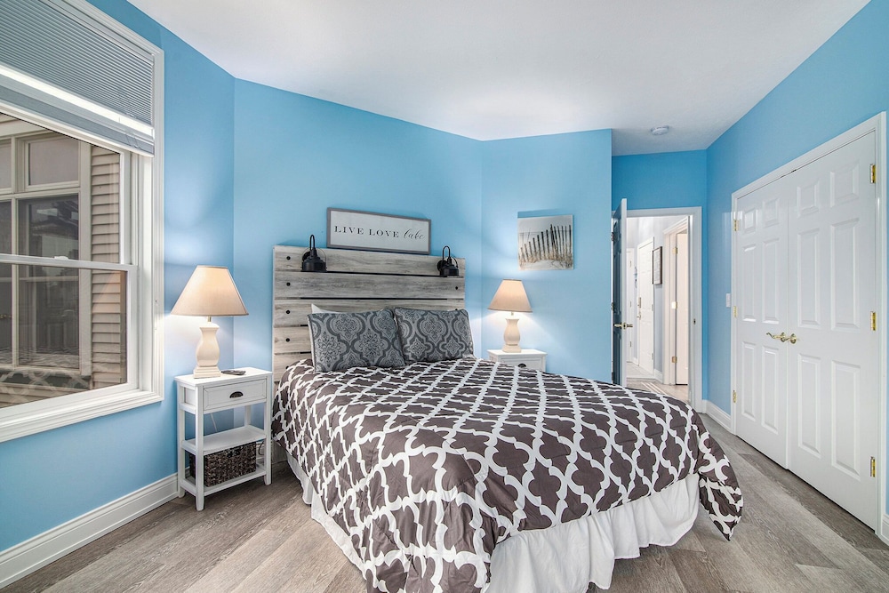 Main Floor Poolside Retreat - Manistee, MI