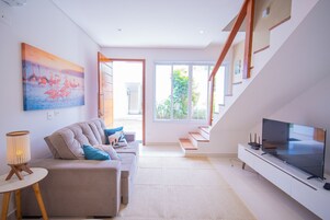 Apartamento superluxo, 3 quartos | Área de estar | Smart TV 43 polegadas com canais a cabo, TV