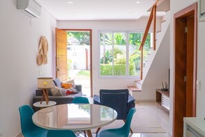 Apartamento Deluxe, 2 quartos | Sala de estar | Smart TV de 43 polegadas com canais por cabo, televisor 