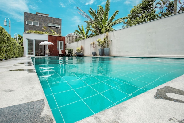 Piscina externa, guarda-sóis