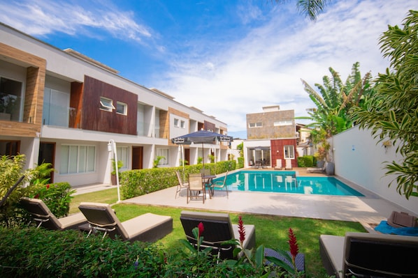 Piscina exterior, guarda-sóis 