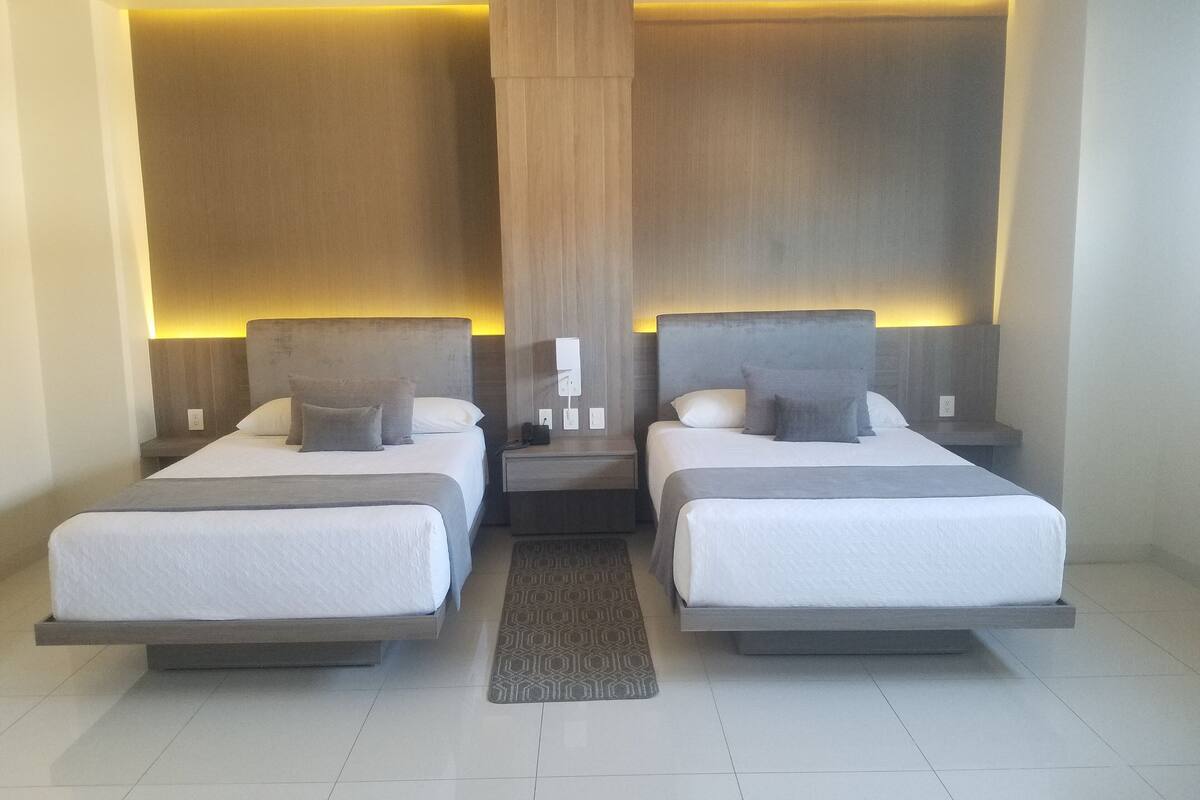 Cofre no quarto, cortinas/cortinados opacos, ferro/tábua de engomar 
