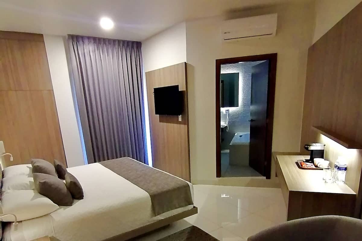 Cofre no quarto, cortinas/cortinados opacos, ferro/tábua de engomar 
