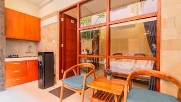 Quarto Duplo Deluxe, 1 cama king-size, vista para a piscina | Cozinha privada | Um frigorífico, uma cafeteira/bule, uma chaleira elétrica