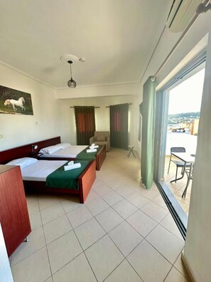 Quarto quádruplo, vista para o mar | Escrivaninha, Wi-Fi de cortesia, roupa de cama