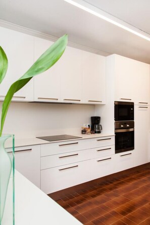 Apartamento Deluxe | Cozinha privada | Um frigorífico/congelador grande, um forno, uma máquina de lavar louça 