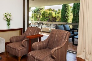 Apartamento Deluxe | Sala | Televisor de ecrã plano de 32 polegadas com canais por cabo, televisor 