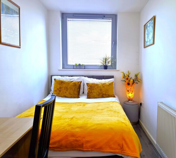 2 Bedroom Central Flat With Parking - Liverpool