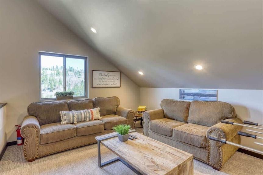 Annie Creek Lodge Hot Tub, Game Loft, Fireplaces & Stunning Views! - South Dakota