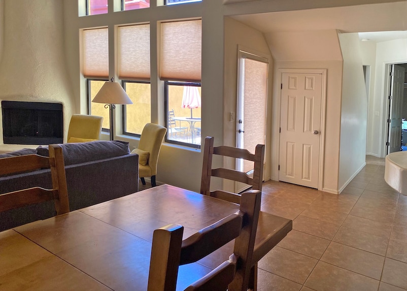 Charming 2br-2.5ba Townhome- Access To Pool, Hot Tub & Gym - Arizona