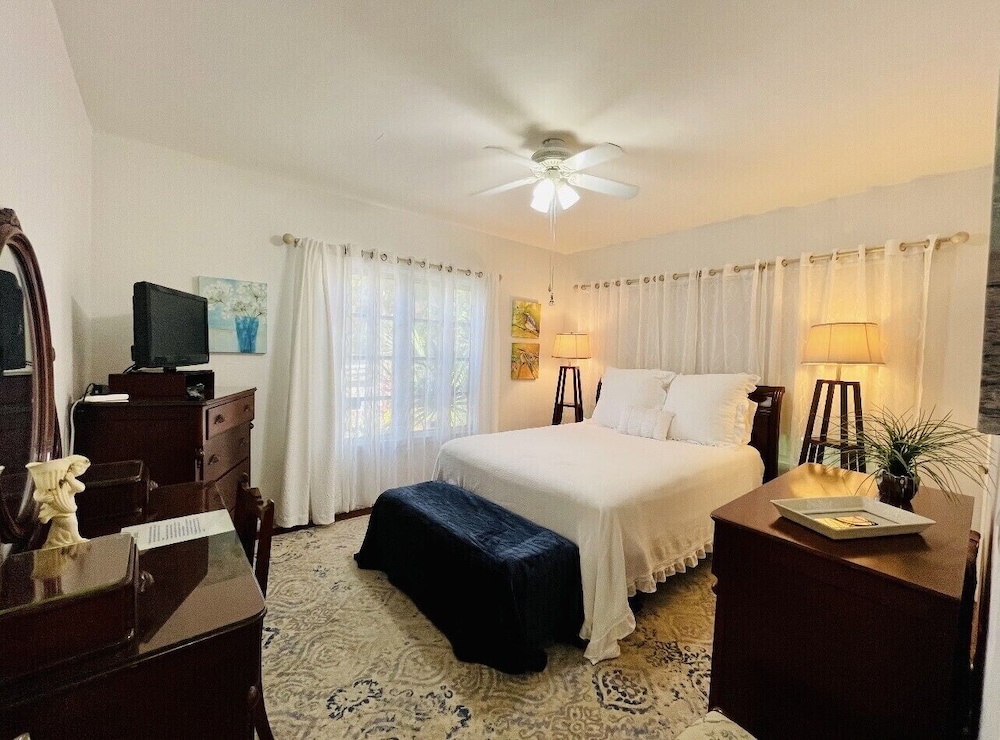 Le Petit Maison - Pinecrest, FL