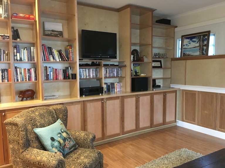 Country Blue Is Close To Forest Trails And Beach - Vancouver Island