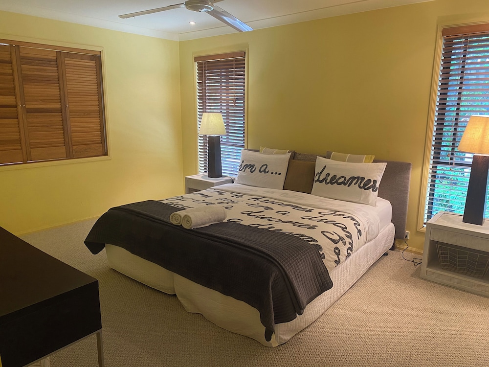 Aquatic Centre Gc Marathon Sea World\nduplex 50 Metres To Beach, Surfers Paradise - Gold Coast
