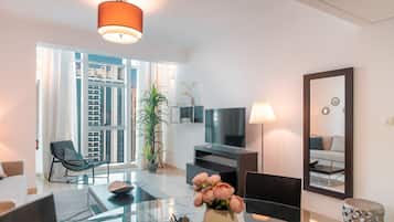 Apartamento Clássico | Sala de estar | Televisor LCD de 55 polegadas com canais por cabo, televisor