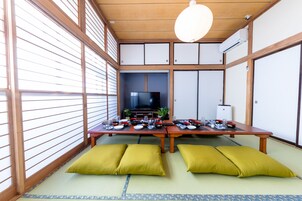 Casa, para não fumantes | 4 quartos, escrivaninha, Wi-Fi de cortesia, roupa de cama