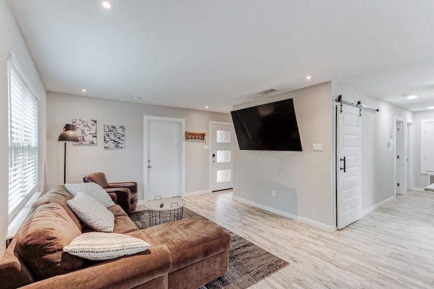 "Modern Contemporary" (912)walk To Atnt - Globe Life -Texas Live And More!! - Arlington, TX