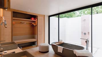 Sunset Beach Villa with Private Pool | Casa de banho | Um polibã e uma banheira separados, um chuveiro fixo