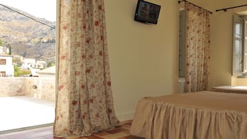 Quarto Triplo Nobre | Com decoração personalizada, com mobília individualizada, secretária