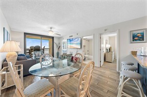 Condo com design assinado, 3 quartos, sacada, vista para o oceano | Opções para refeição no quarto