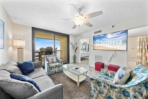 Condo com design assinado, 3 quartos, sacada, vista para o oceano | Sala de estar