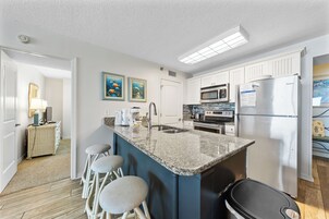 Condo com design assinado, 3 quartos, sacada, vista para o oceano | Cozinha privada | Geladeira, micro-ondas, fogão, cooktop