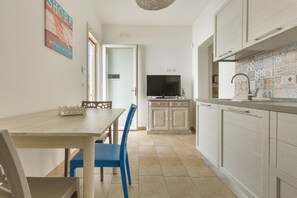 Apartamento | Cozinha privada | Geladeira, micro-ondas, fogão, cooktop