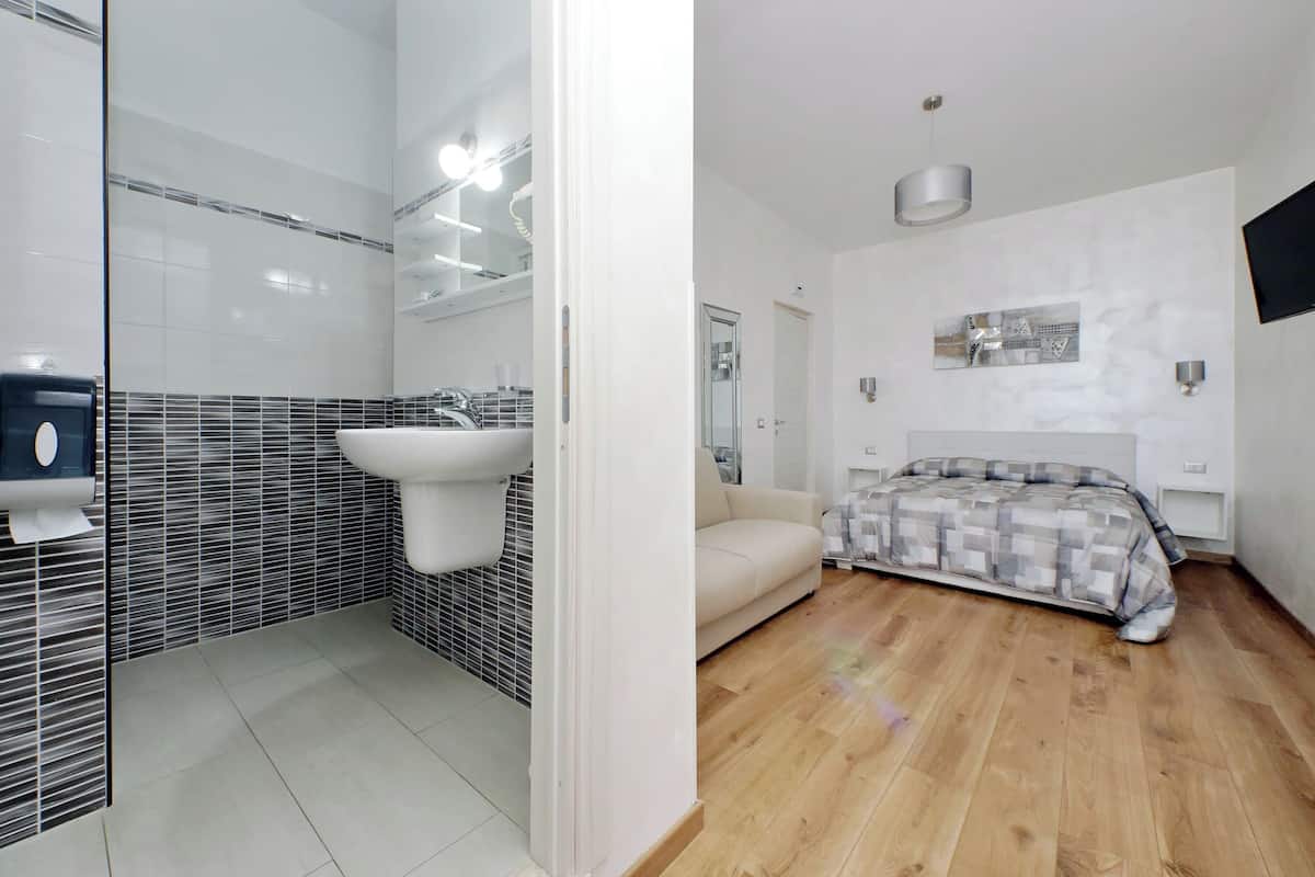 Quarto Quádruplo Familiar | Roupa de alta qualidade, secretária, cortinas/cortinados opacos