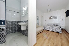 Quarto Quádruplo Familiar | Roupa de alta qualidade, secretária, cortinas/cortinados opacos 