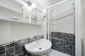 Quarto Duplo Standard | Casa de banho | Um polibã, um secador de cabelo, um bidé, toalhas fornecidas 