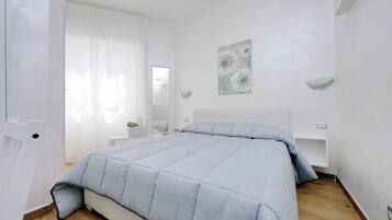 Quarto casal standard | Roupas de cama premium, escrivaninha, cortinas blackout