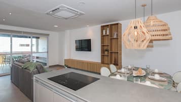 Penthouse Familiar, 2 quartos | Sala de estar | Smart TV de 29 de polegadas com canais via satélite, televisor, Netflix