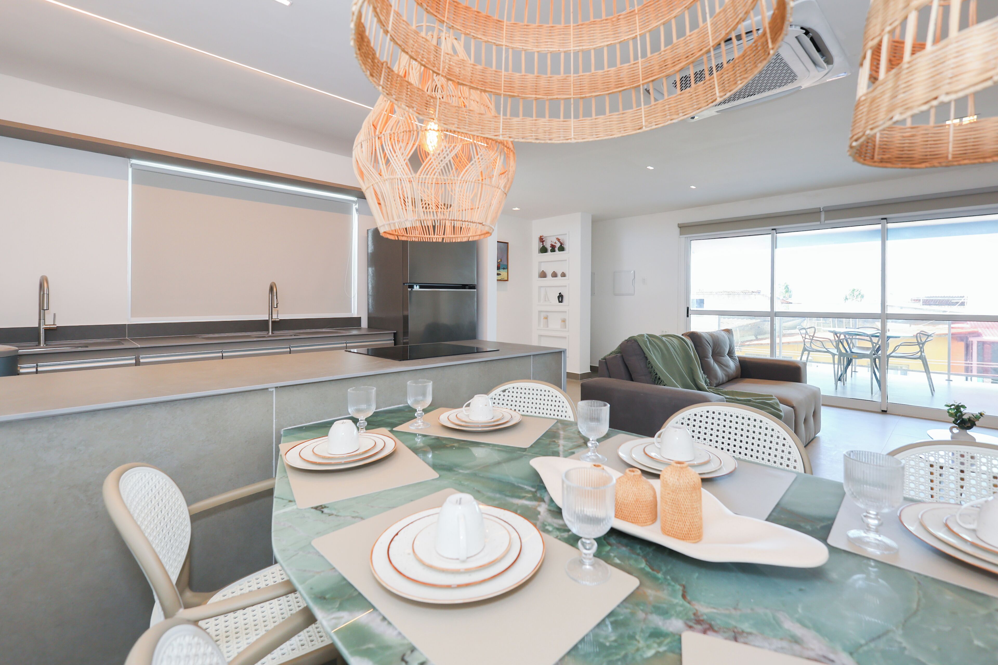 Penthouse Familiar, 2 quartos | Cozinha privada | Um frigorífico/congelador grande, um micro-ondas, uma placa de cozinha 